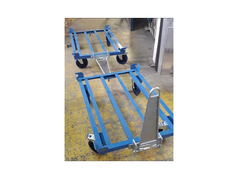 Herstellung von Palettenwagen fürs Schleppen in der Komposition